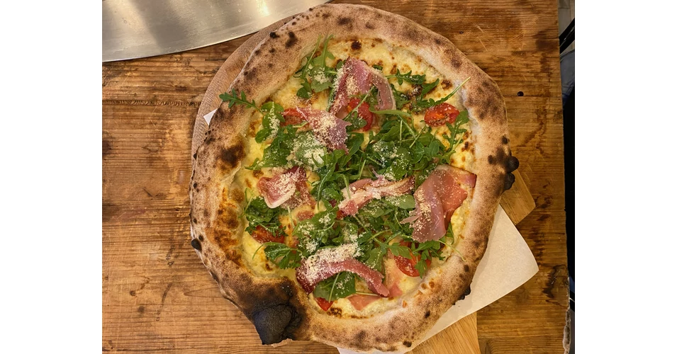 Bianco parma - (mozarella,mascarpone,parmezán,koktél paradicsom ...